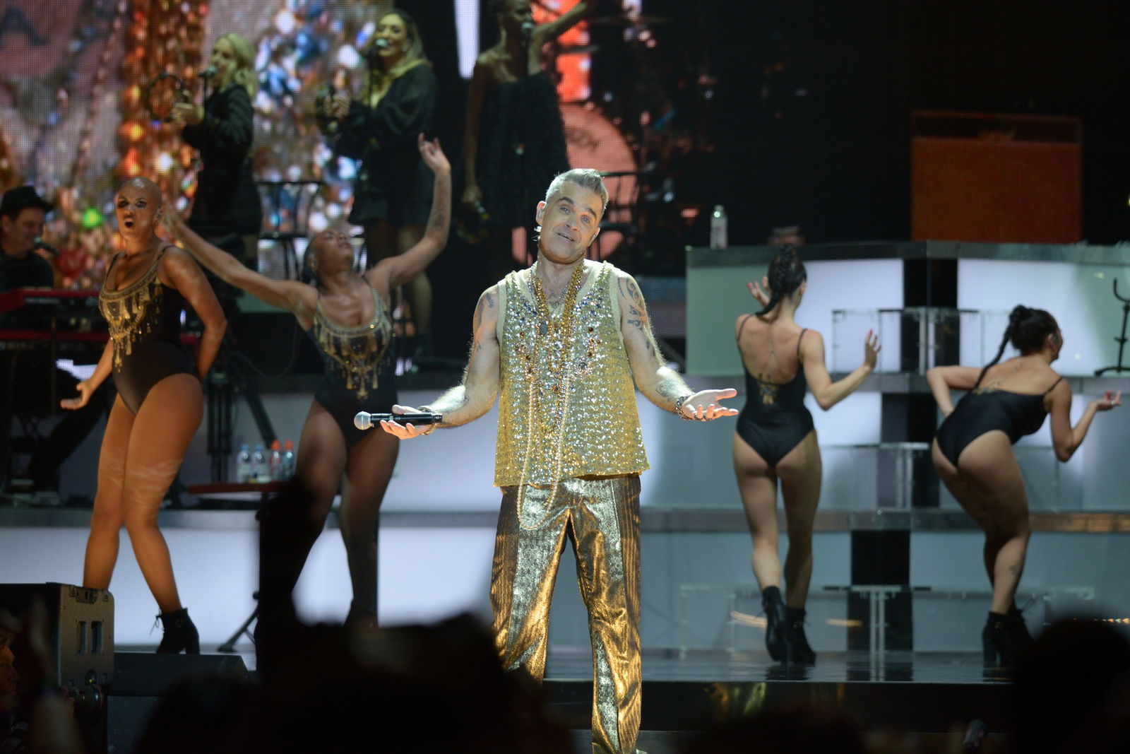 Akkorát villantott egy nő Robbie Williams koncertjén, hogy minden ...