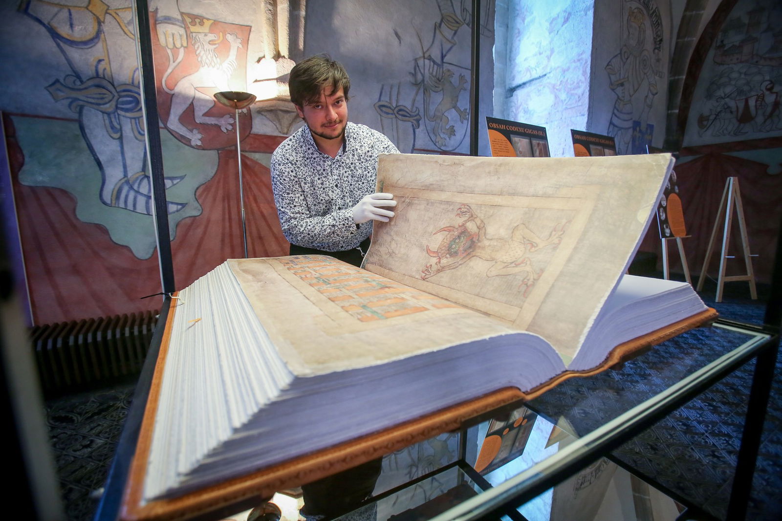 Az ördög bibliája tényleg létezik, egyetlen éjszaka alatt írta meg egy ...