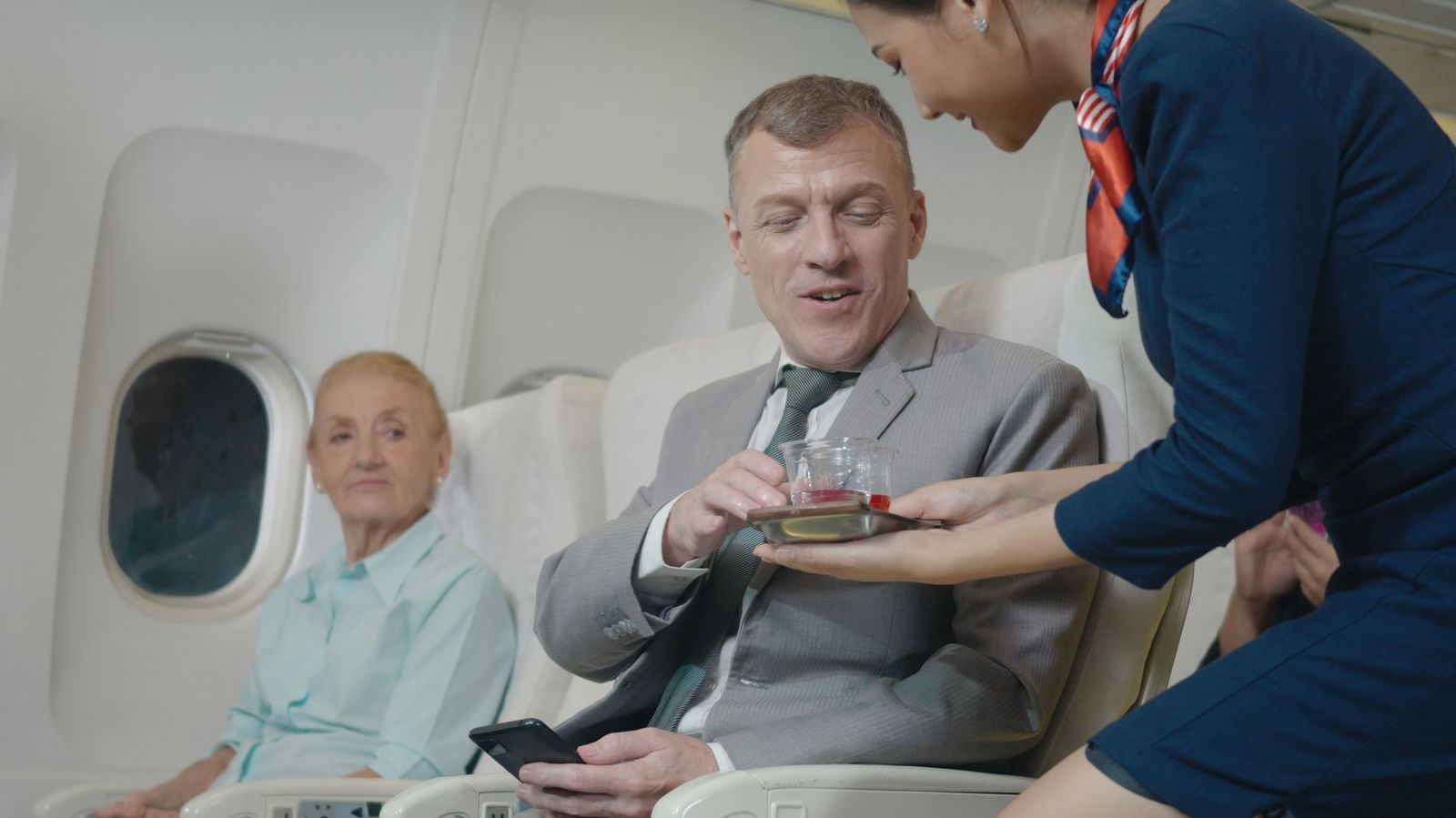 A milliós repülőútján egy banánnal szúrták ki a vegán férfi szemét ...