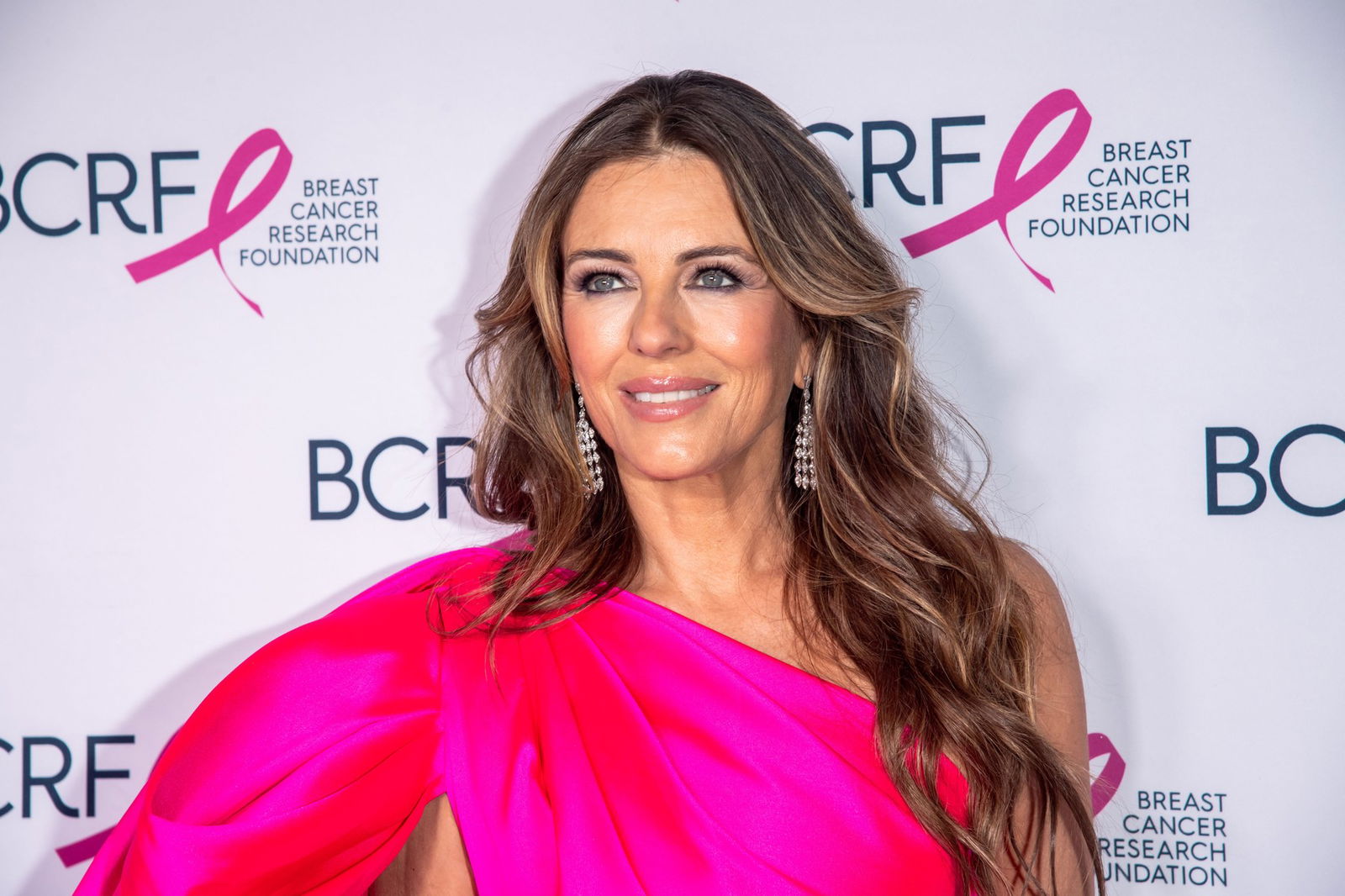 Elizabeth Hurley picurka tangája huncutul csúszik lentebb, míg Metzker ...