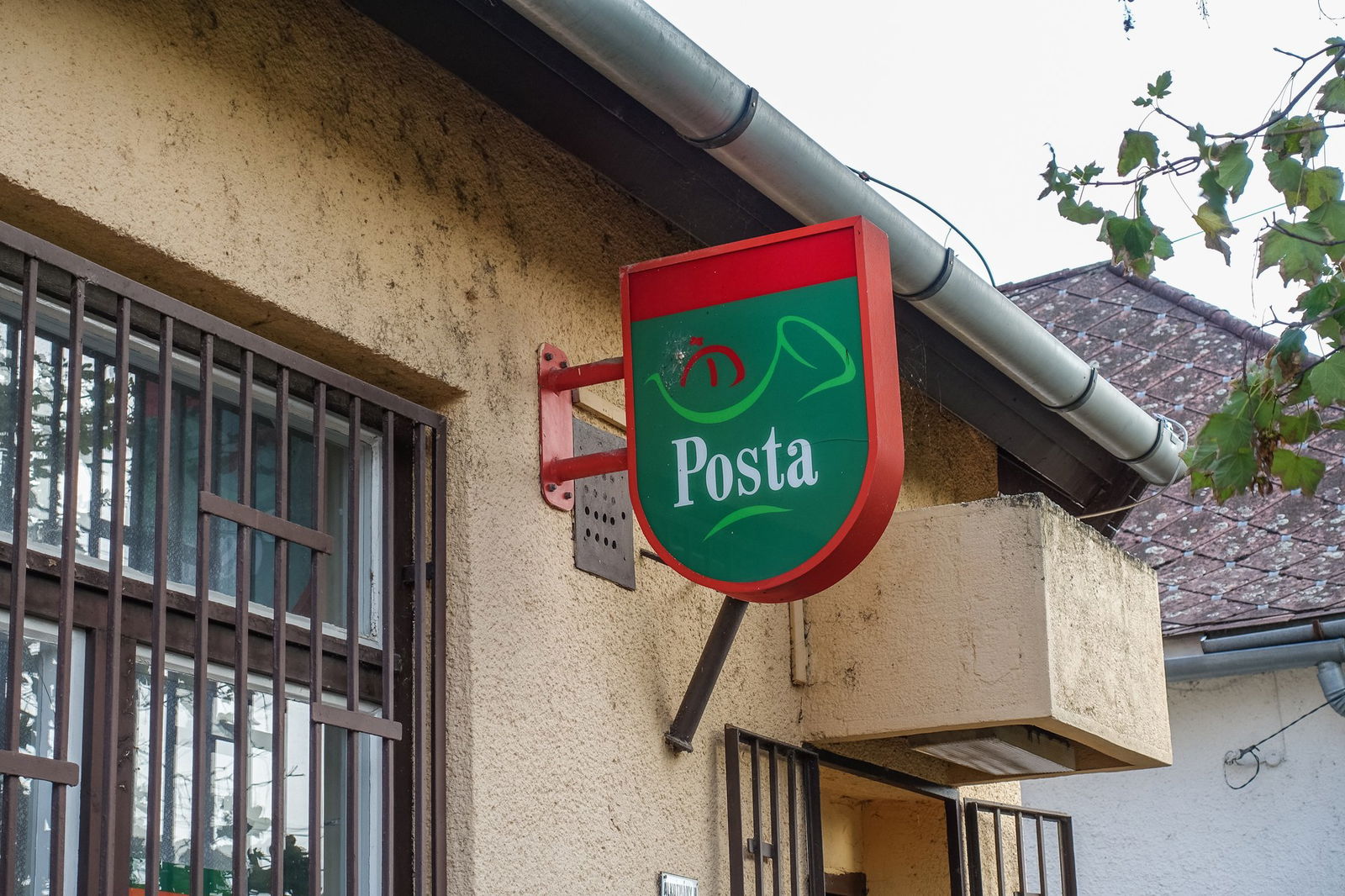 Valódi fotón a postai csalás, pontosan ezzel az emaillel verik át a ...