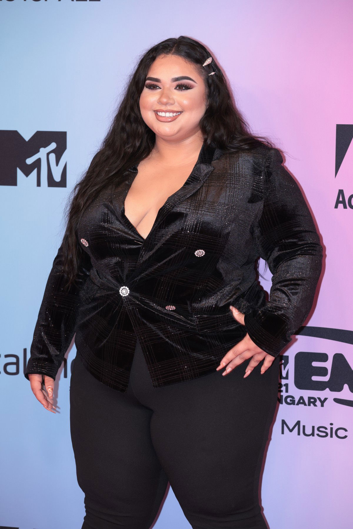 A magyar plus size modell egy szál vörös selyemben fedte fel amije van ...