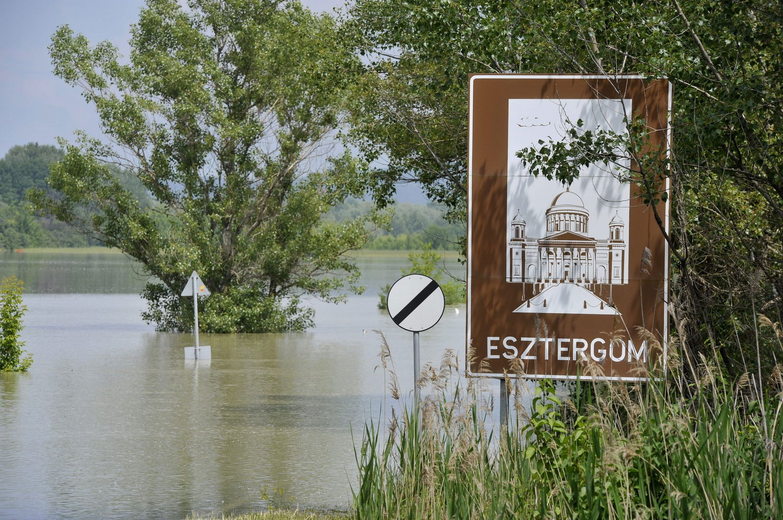 Kiöntött a Duna, sokkoló felvétel az elárasztott Esztergomról, Győr is ...