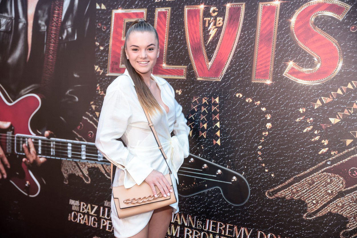 Papp Dorci keblei egyenesen belenéztek a kamerába és belátni közéjük ...