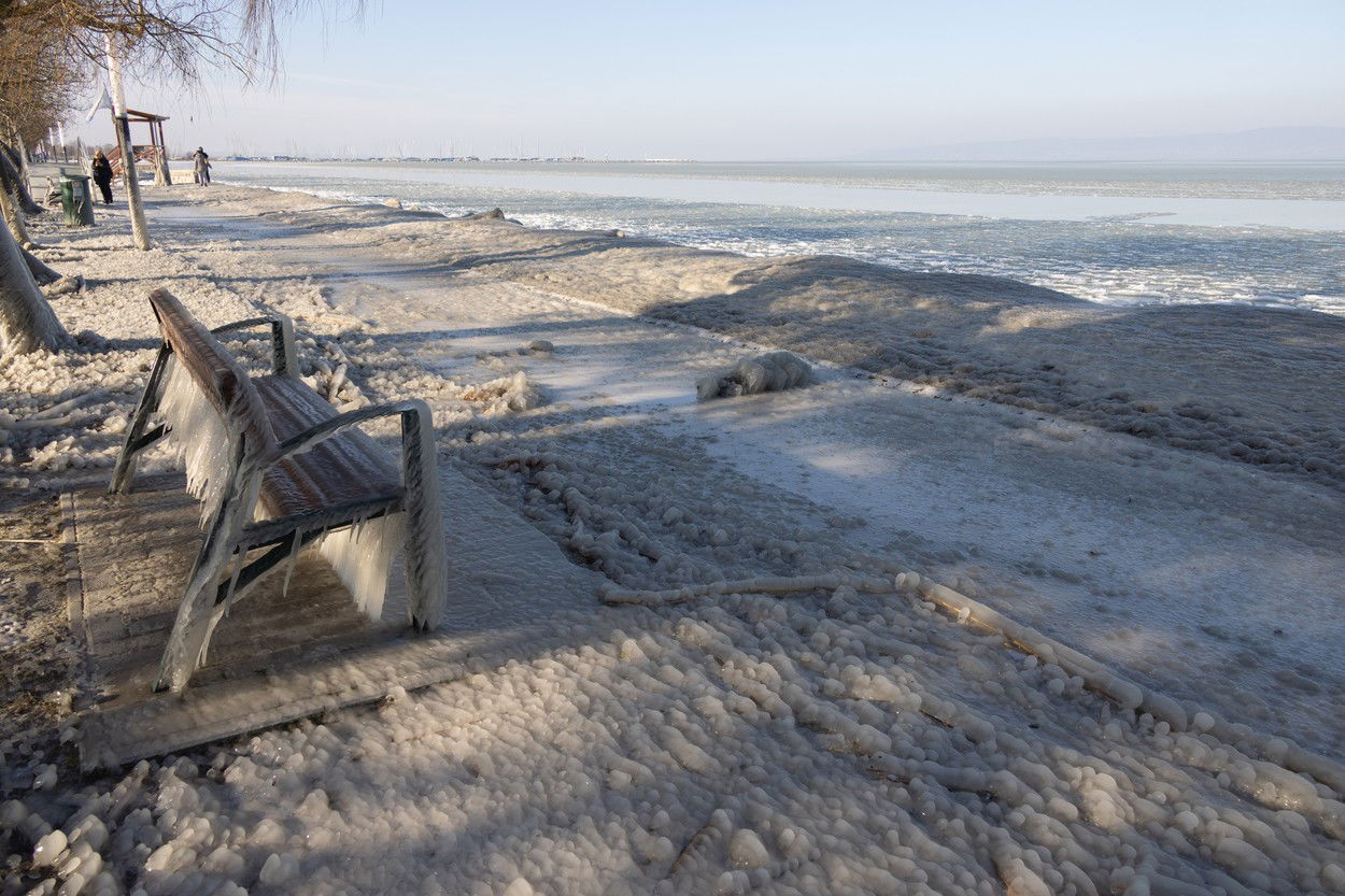 Különös állat bukkant fel a Balaton jege alól, az internet népe sem ...