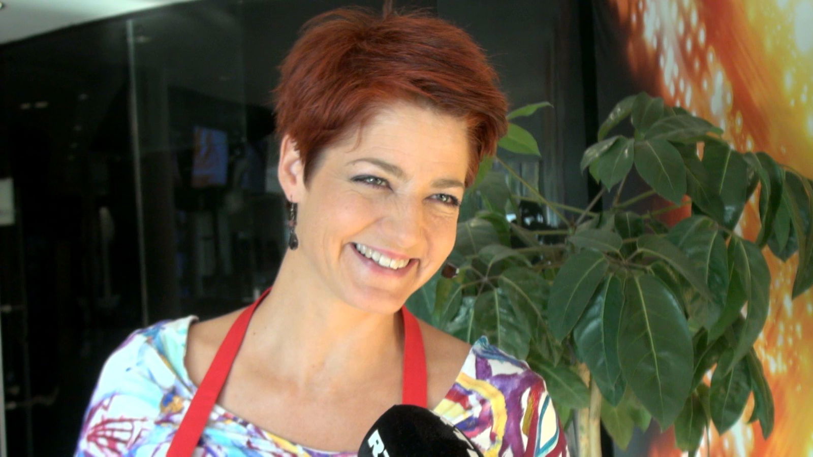 Így néz ki 50 évesen a selymeshangú rádiós legenda, Vágó Piros, a Retro ...