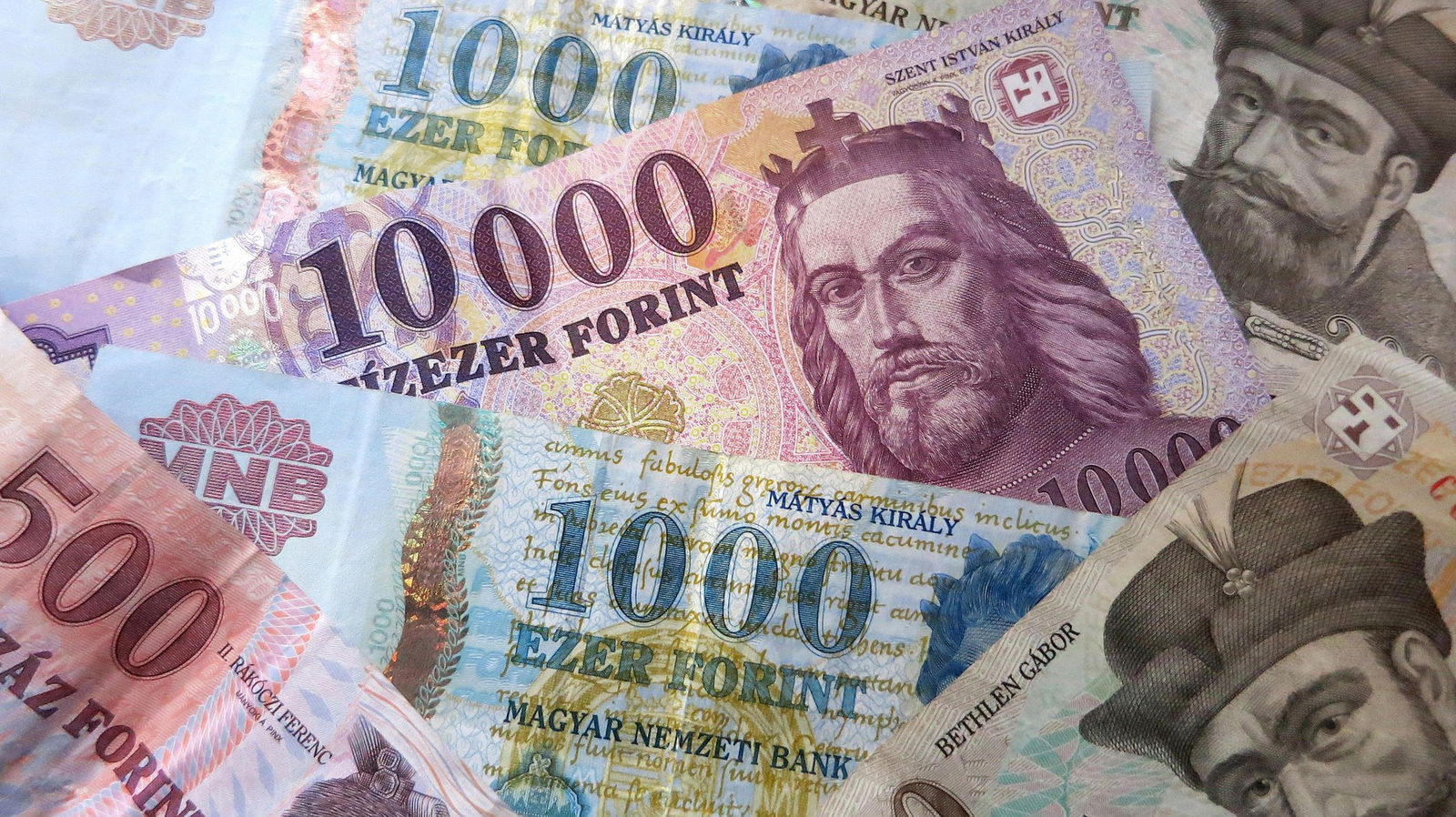 Havi 80 ezer forintos extra juttatás jár ezeknek a szülőknek, de ezzel ...