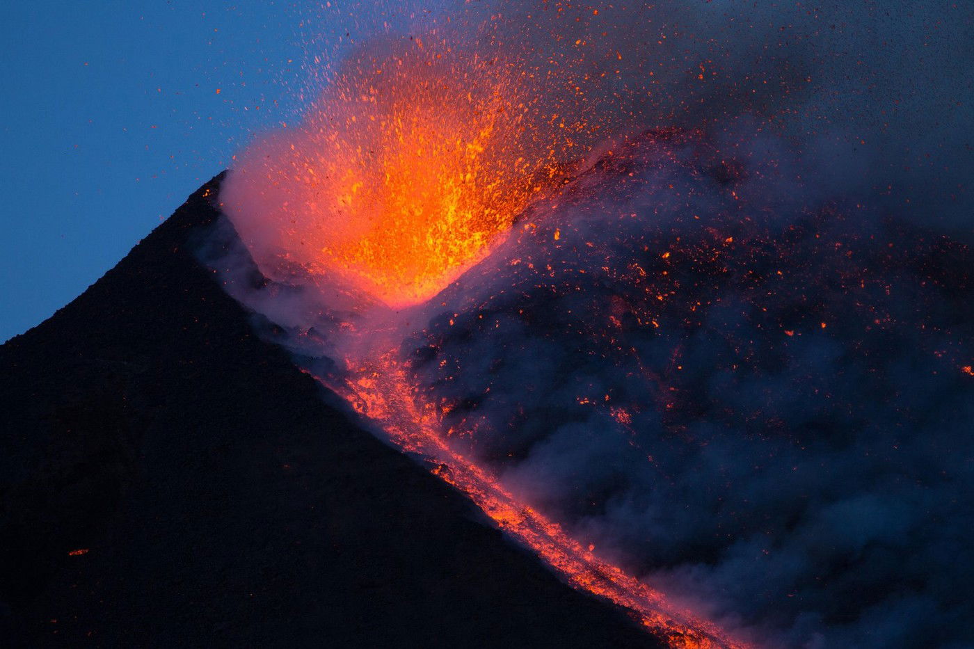 Friss felvétel a súlyos izlandi katasztrófáról: lángokban áll a sziget ...
