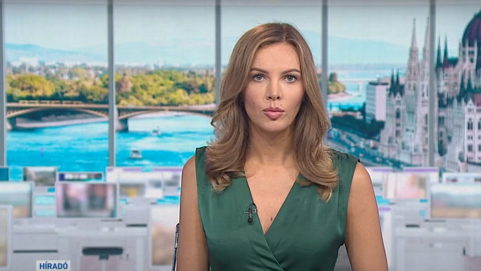 A közmédia dúsajkú híradósa melltartó nélkül állt kamera elé, Joó Zsanett ruhája intim titkot ...