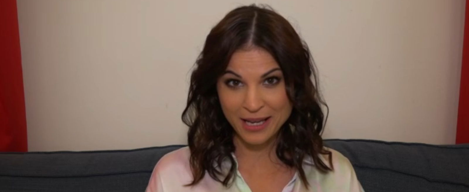 Nádai Anikó nyakig feltolt cicidombokkal köszöntötte a VV indulását ...