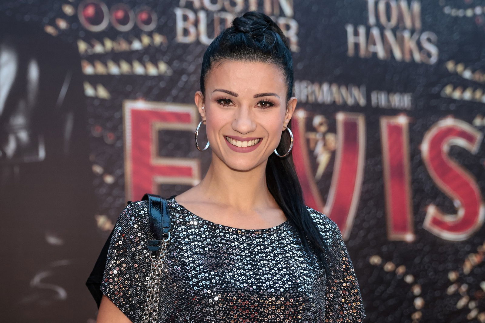 Széphalmi Juliska meztelen melleit oldalról vette a kamera és tényleg ...