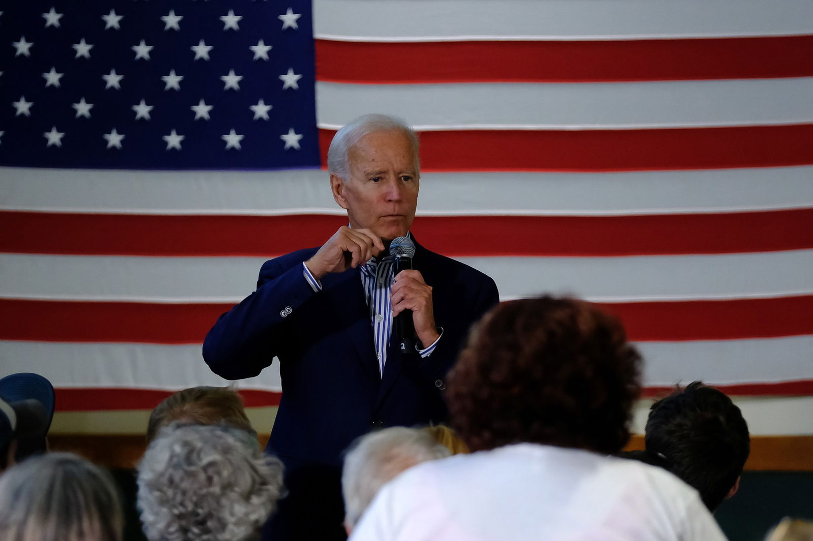 Rémisztően életidegen dolgot tett a kezével Joe Biden, kontroll ...