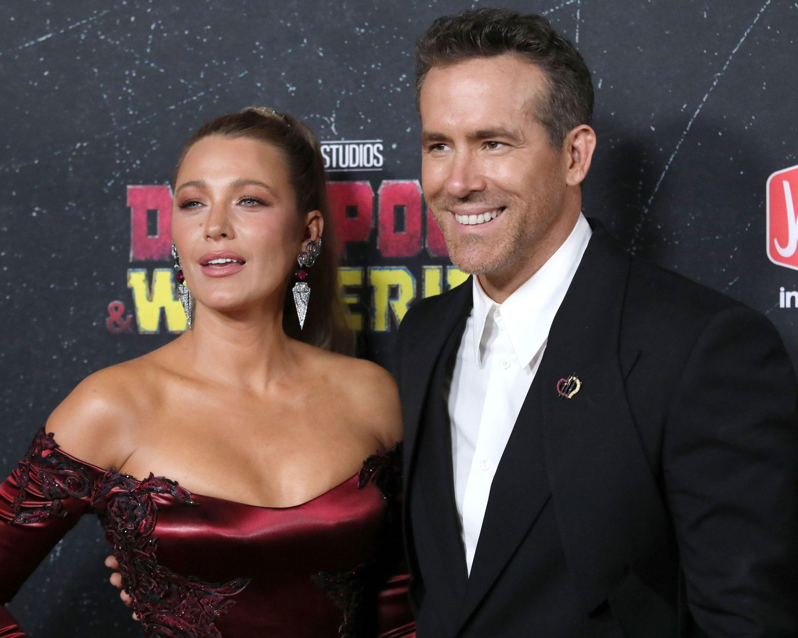 Minden szem Ryan Reynolds dúskeblű feleségének dekoltázsára szegeződött ...