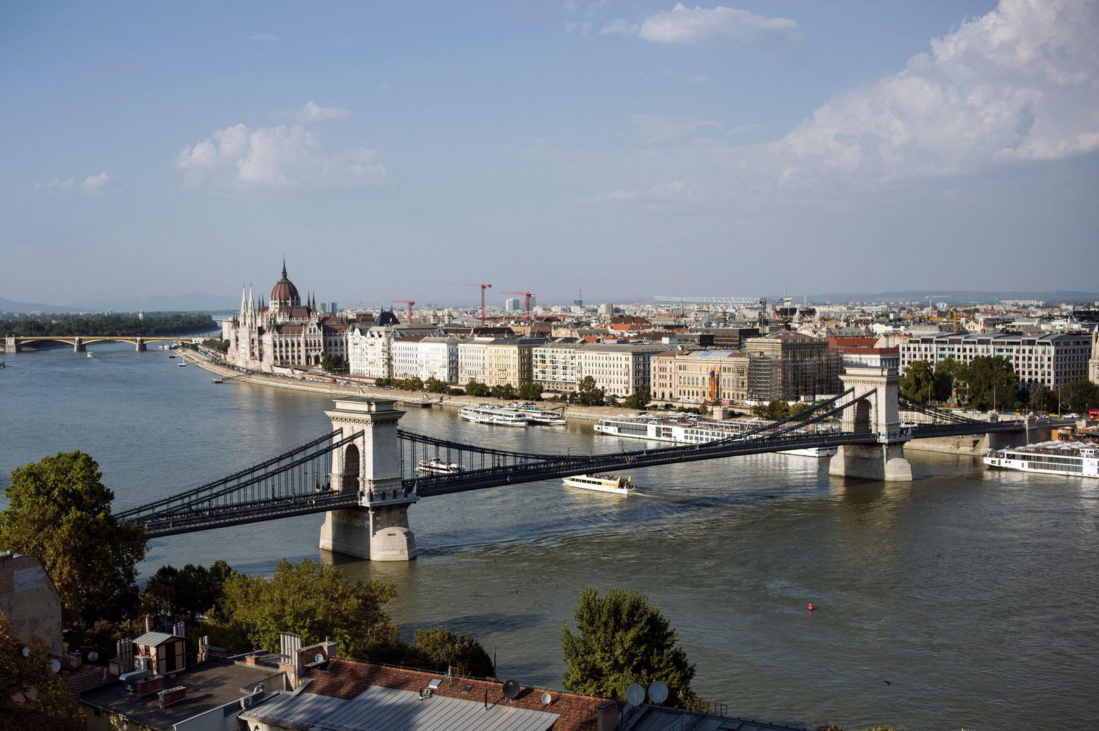 Bedurvul az árvíz Budapesten, métereket emelkedik a Duna, Bécs már víz ...