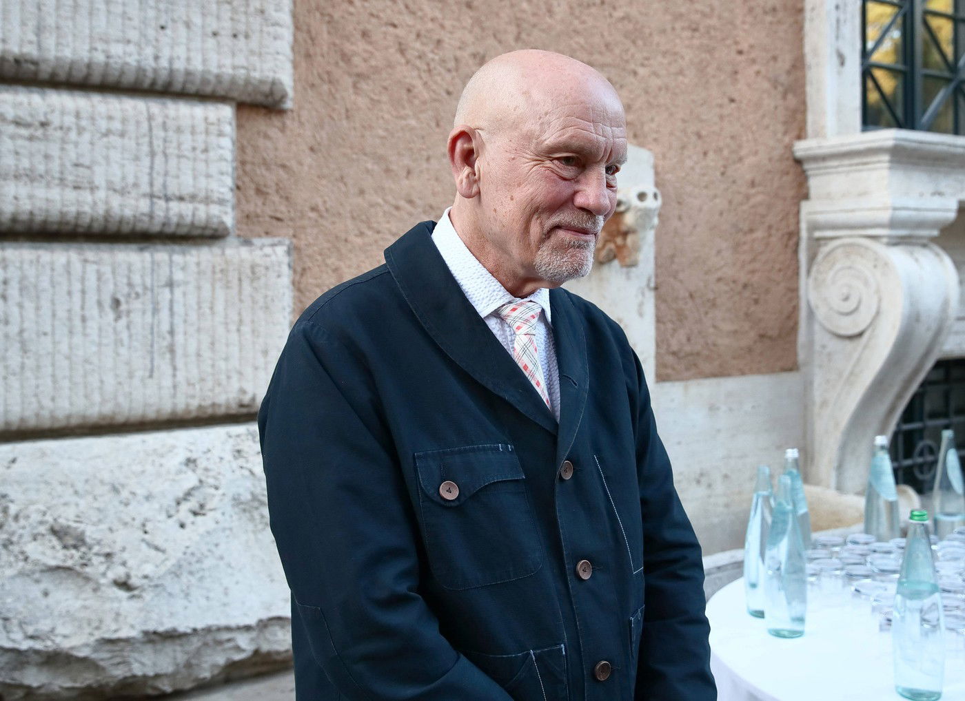 John Malkovichot teljesen elvarázsolta egy budapesti épület, az egész ...