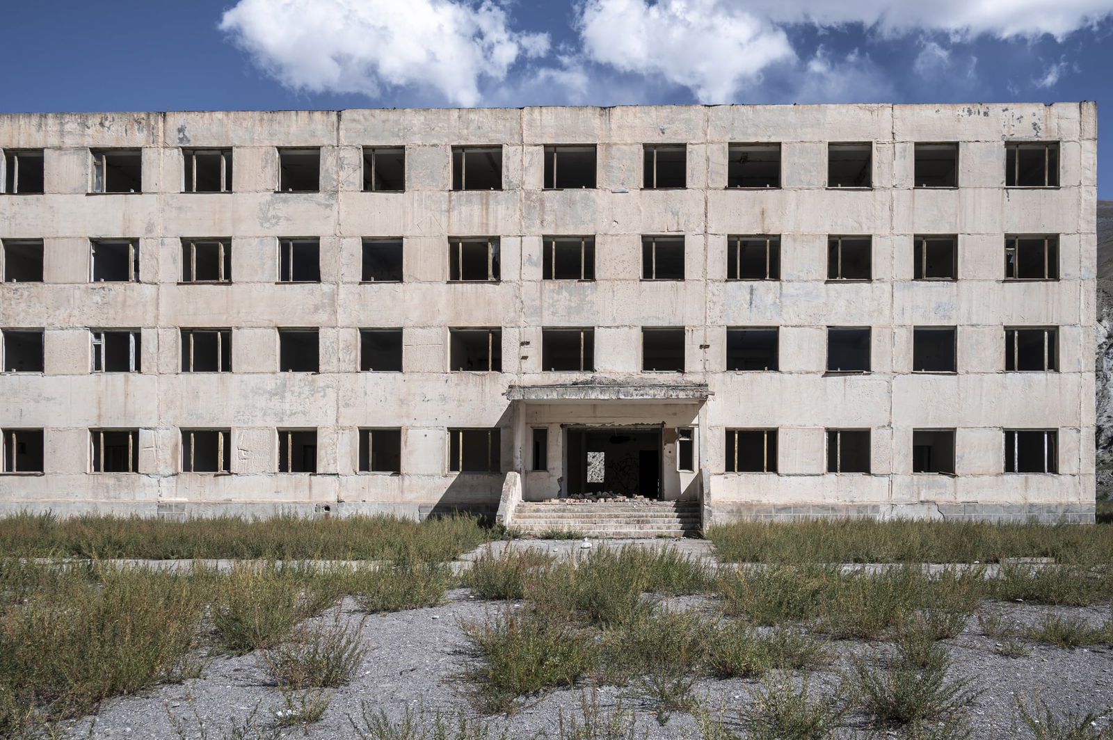 "Access to the Hungarian Chernobyl's Spectacular Abandoned City: No ...