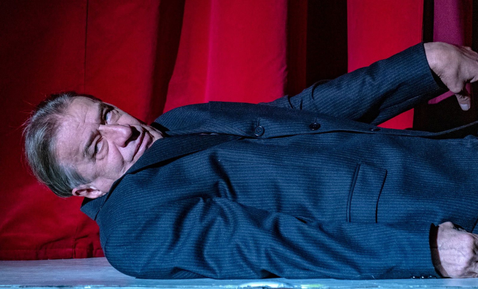 Mucsi Zoltán váratlanul egy élő kakassal jelent meg a színpadon, a ...