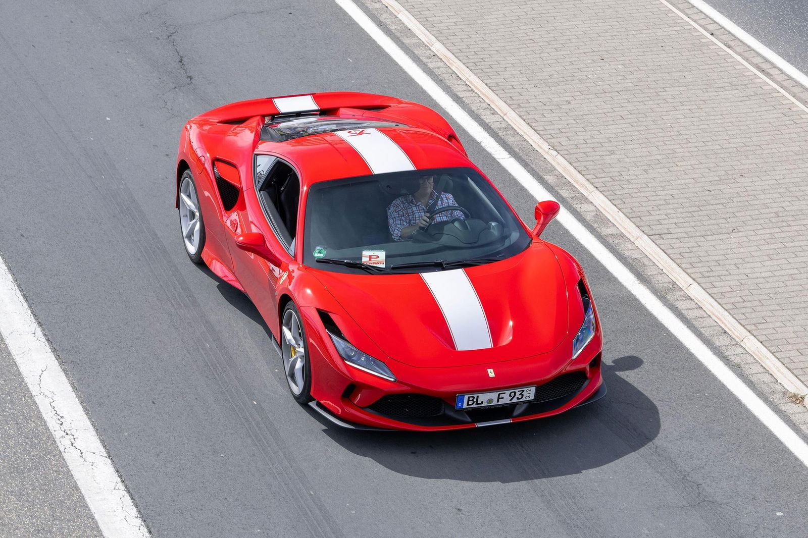 Fél áron árverez ritka Ferrarit a NAV, de egy Lamborghini is olcsóbban ...