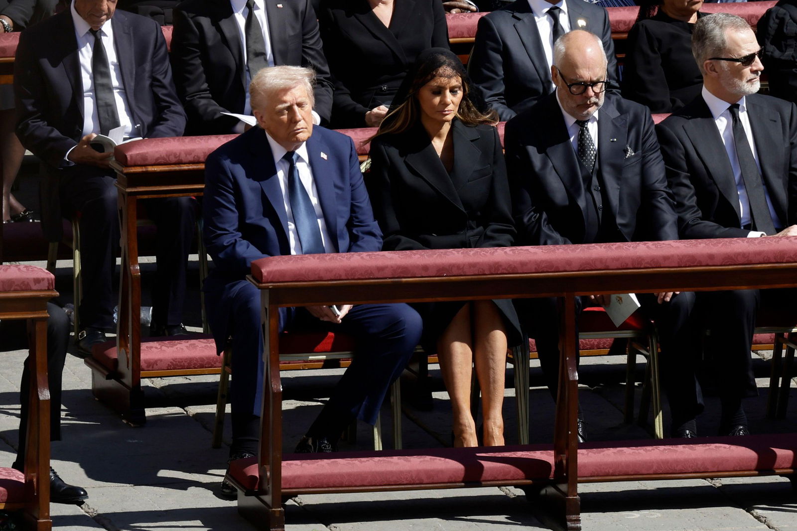 Ezért viselt Trump kék öltönyt a pápa temetésén, rendkívüli oka volt ...