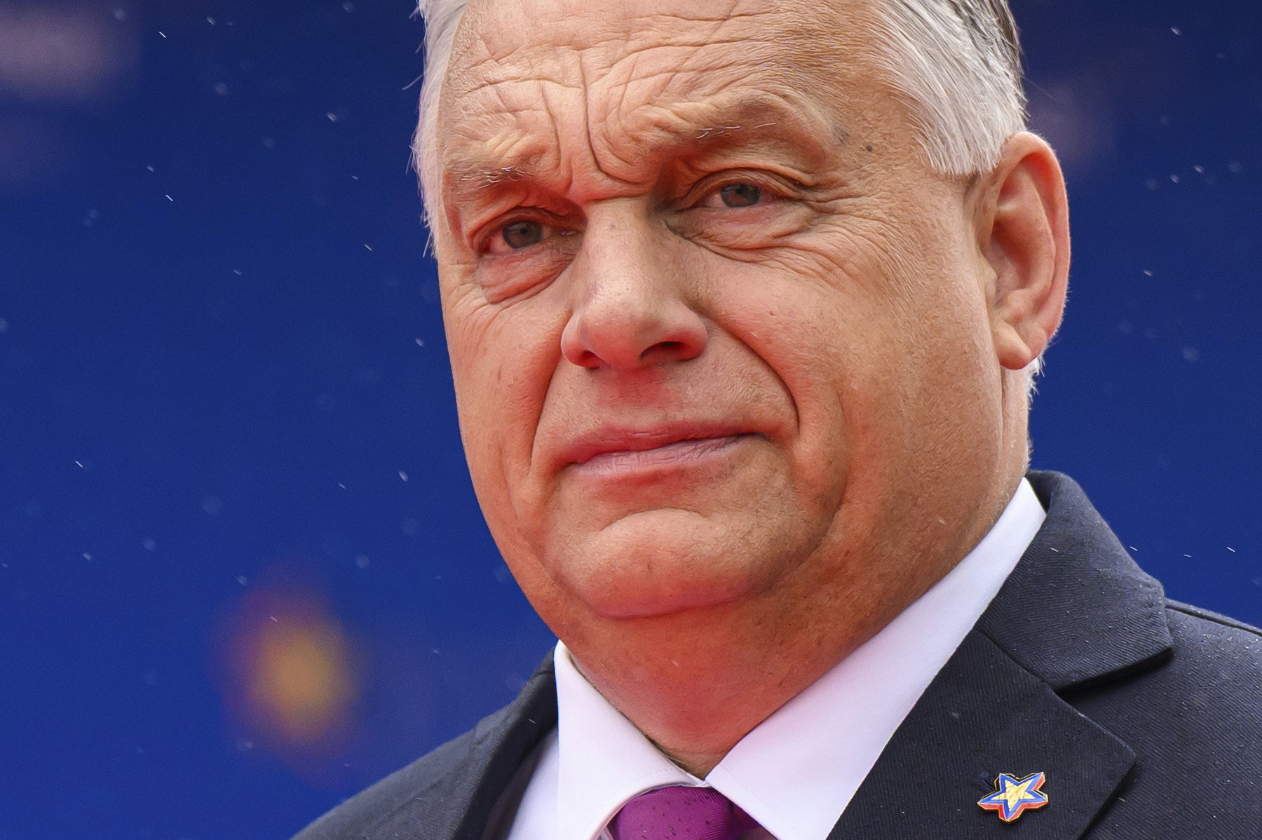 Csúnyán kifigurázták Orbán Viktort, a Parlament előtt nevették ki ...