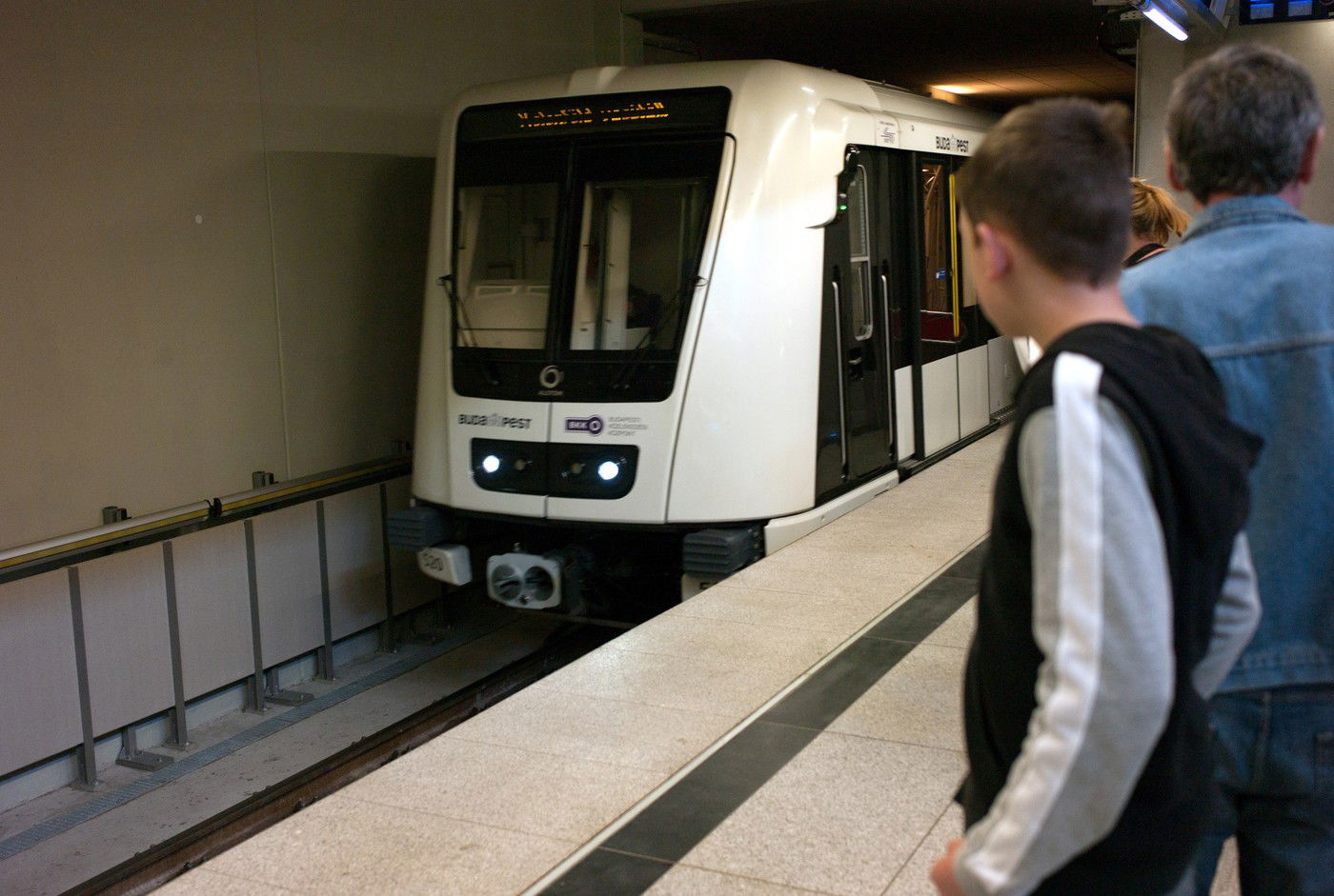 Sokkoló jelenet a 2-es metrón, cserbenhagyta az utasokat a sofőr ...