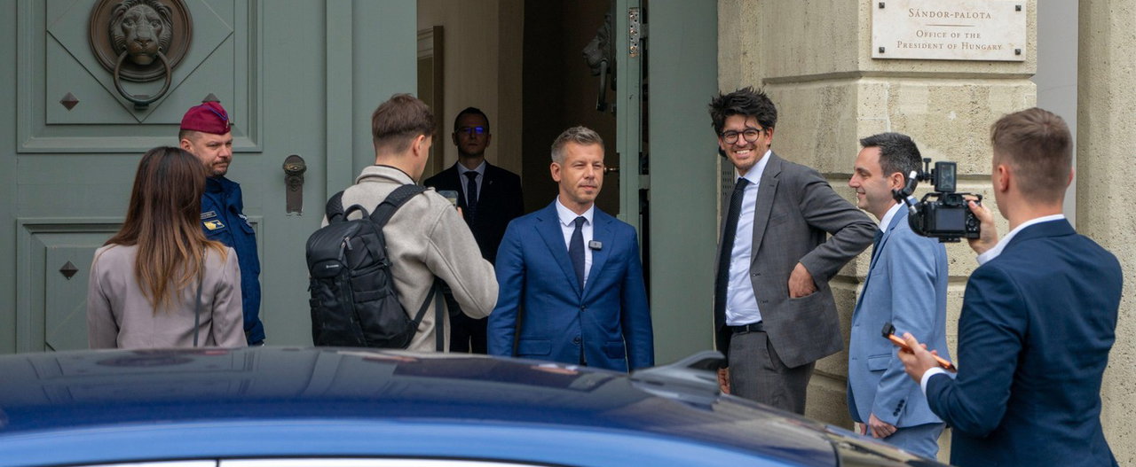 Megfejtették, ezt a 2 szót suttogta Magyar Péter, amikor belépett a ...