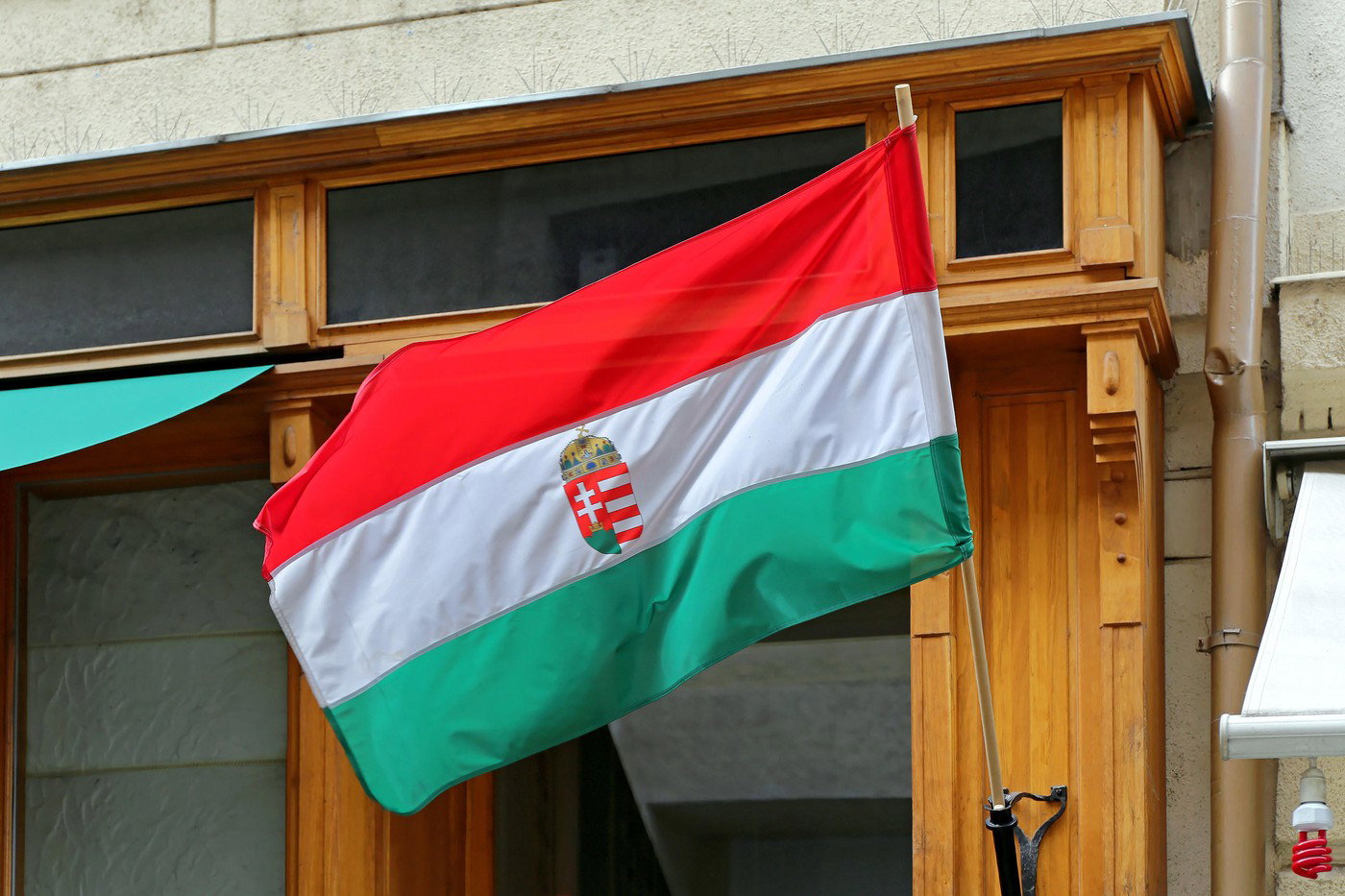 Ezt jelentik magyar zászló színei, a piros, a fehér és a zöld ...
