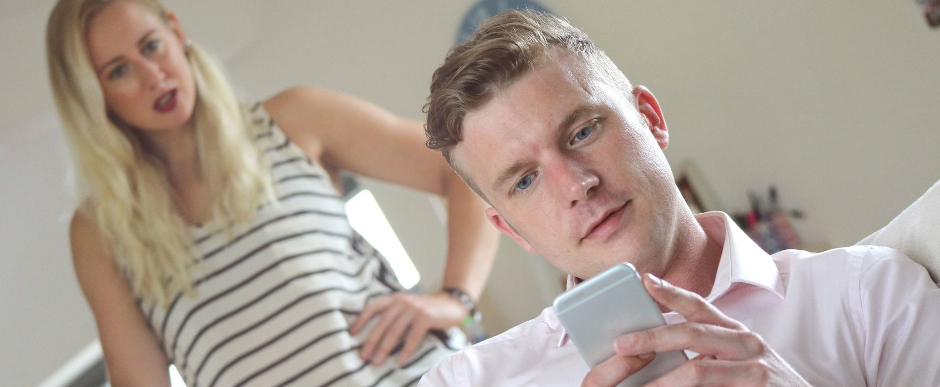 Véletlenül vette fel az apja telefonját, de amit hallott, még a ...