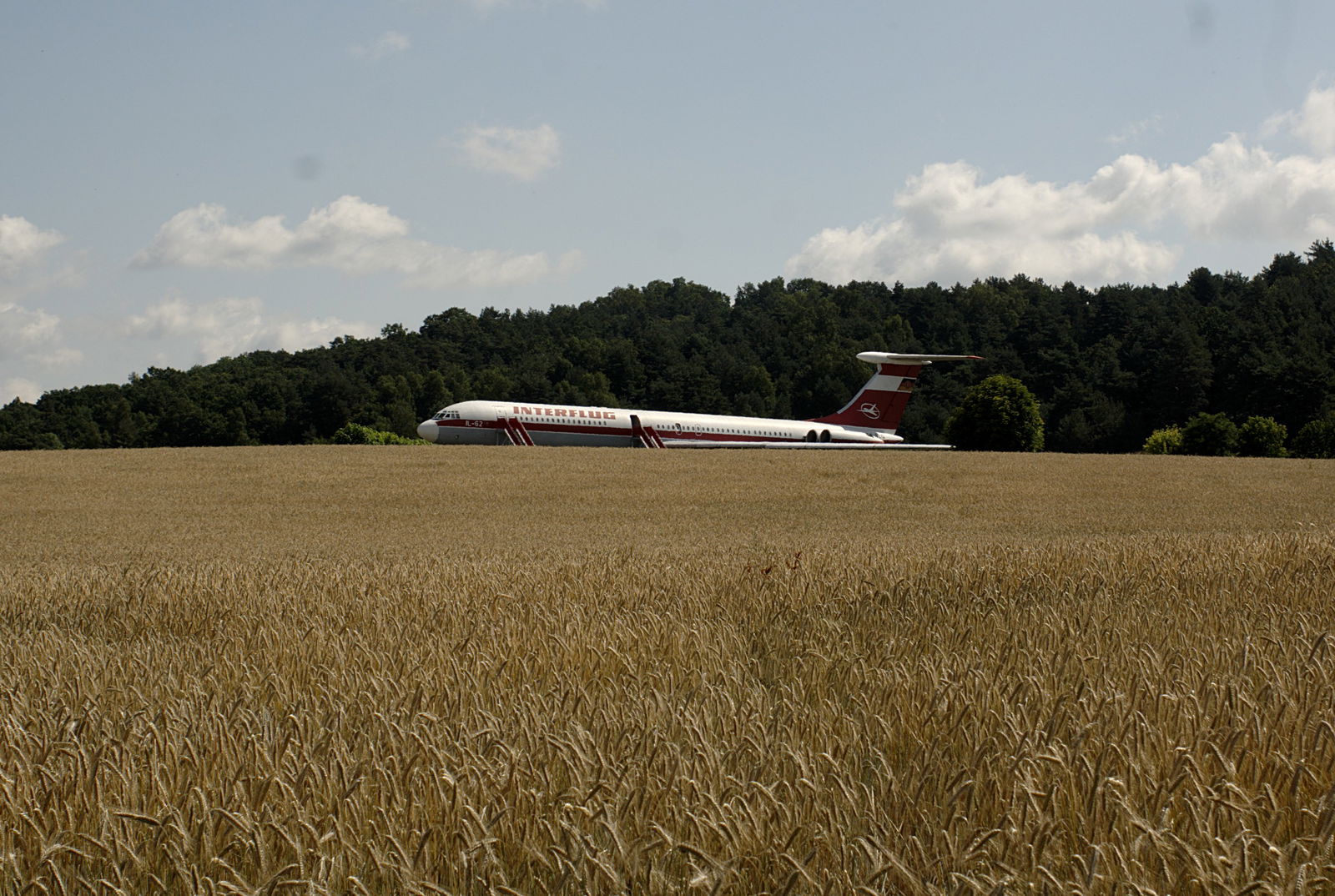Leszállás Trabantok közé a mezőre négymotoros utasszállító repülővel ...