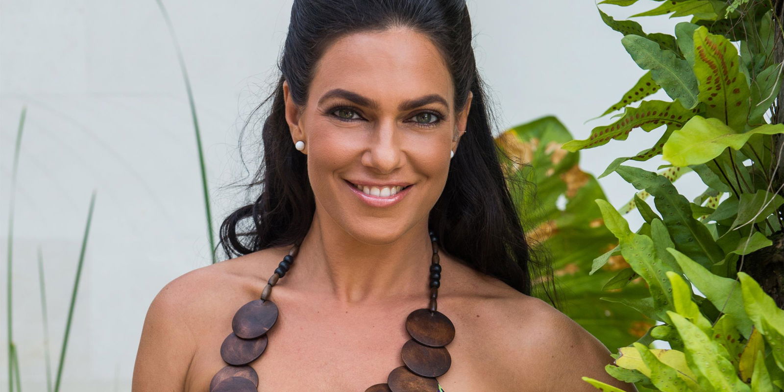 Bódi Sylvi félmeztelenül pózolt egy szalmabálán – fotó | Promotions.hu