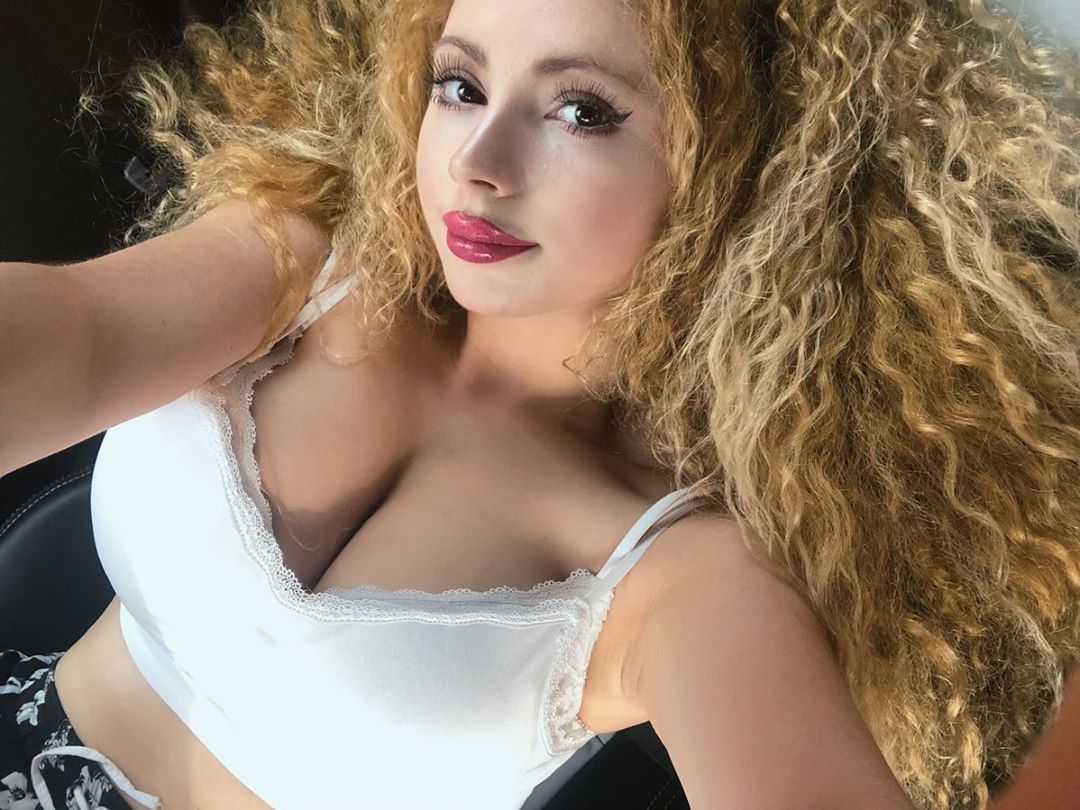 Opitz Barbi a világ legvadítóbb pózaiba vágta magát, és közben hatalmas dekoltázst villantott ...