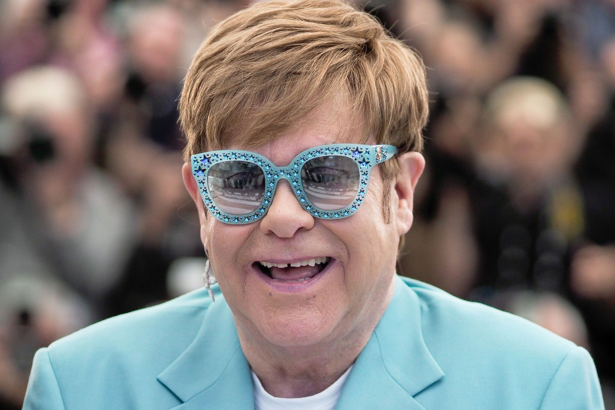 75 éves lett Elton John - Íme a legendás zenész legnagyobb slágerei ...