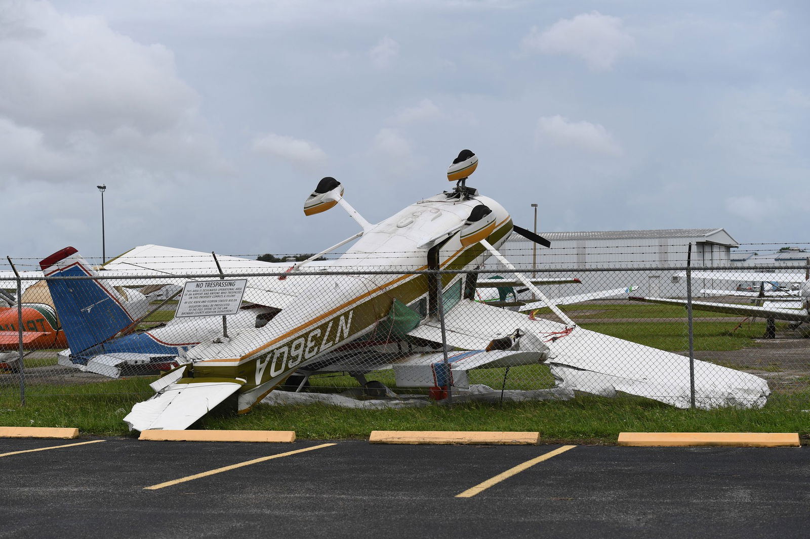 Repülőgépeket borított fel és tört össze az Ian nevű hurrikán ...