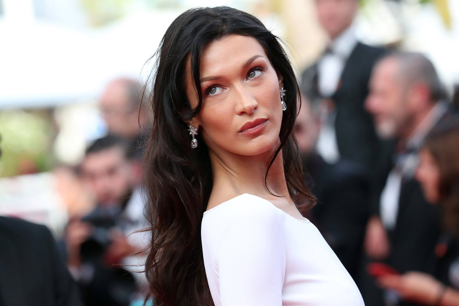 Bella Hadid mellei szinte kiestek a ruhából – őrülten izgató volt a ...