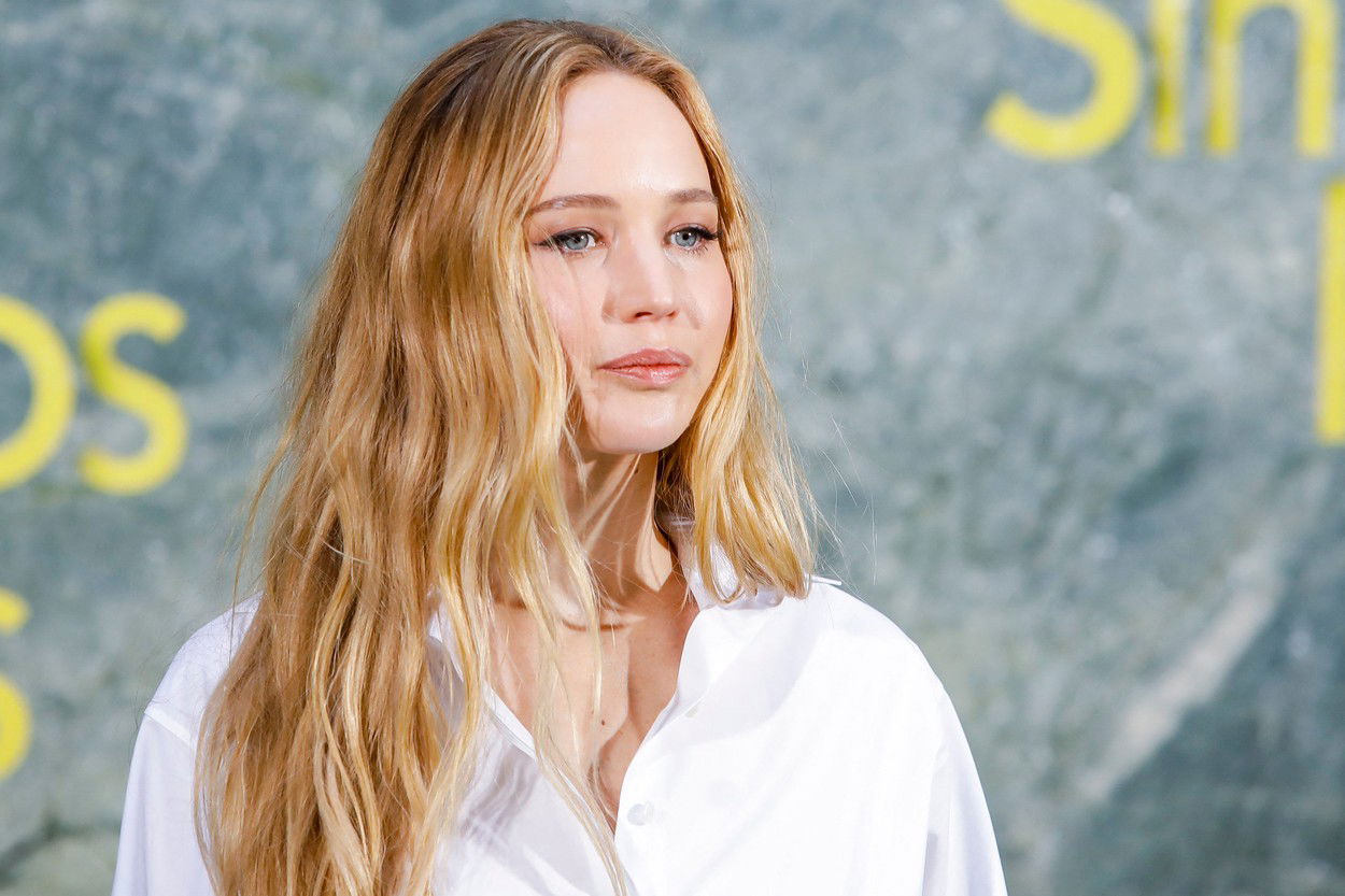 Jennifer Lawrence rövid szoknyában állt a kamerák elé, lehetetlenség ...