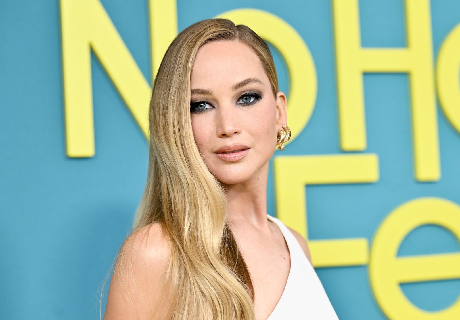 Jennifer Lawrence elfelejtett felvenni melltartót, észveszejtően nézett ...